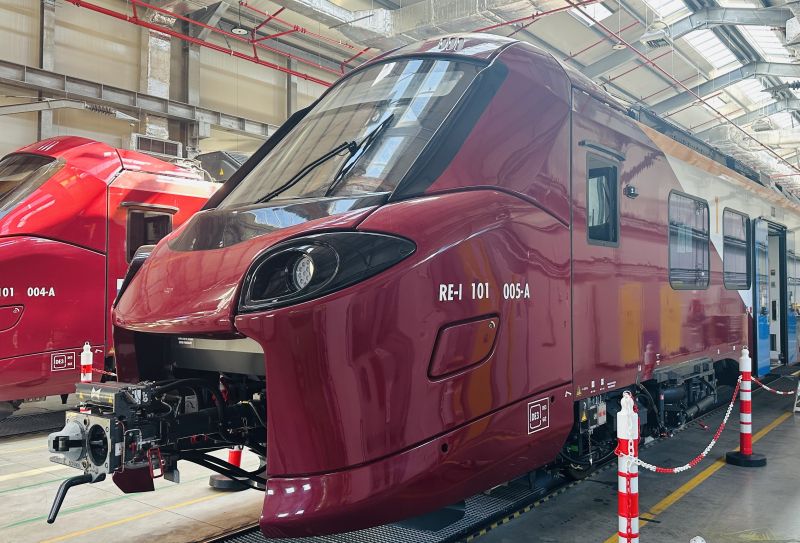 FOTO Încă un tren electric Alstom Coradia Stream a ajuns în depoul ...