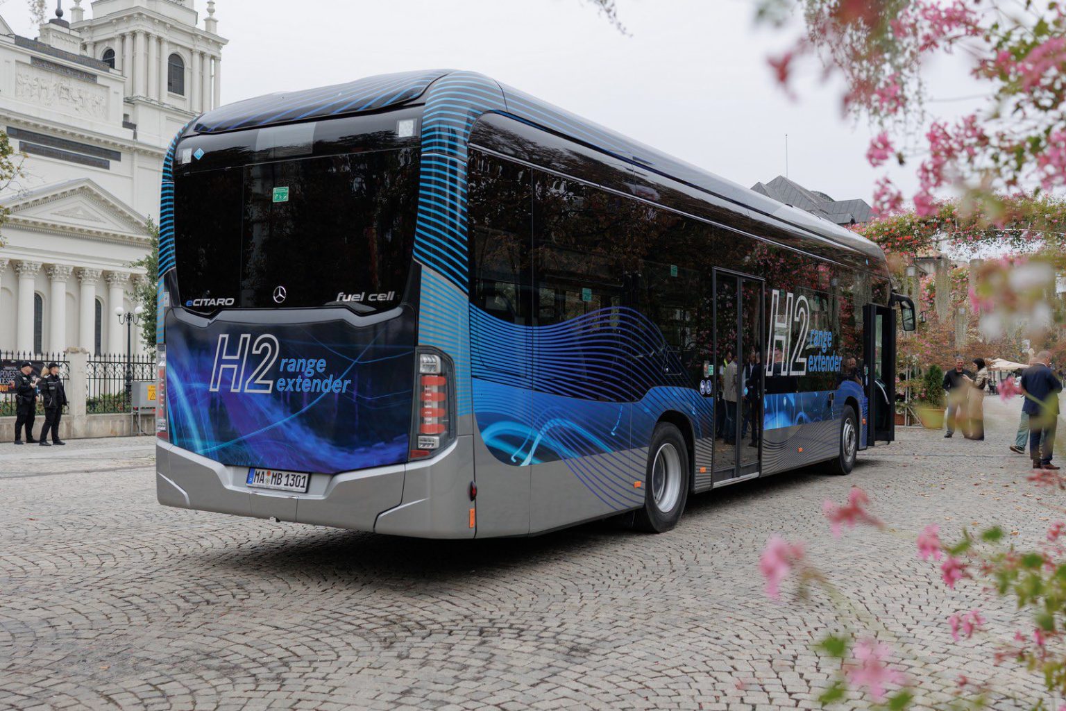 Primul autobuz din România cu propulsie pe bază de hidrogen şi baterii litiu-ion (FOTO ...