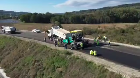 VIDEO Autostrada A1 Sibiu - Pitești: Porr a început asfaltarea pe secțiunea 4, unde se apropie ...