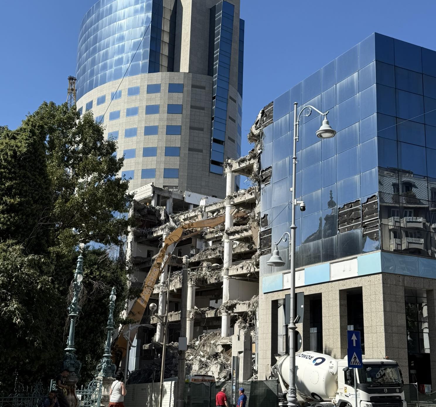 Fostul sediul al Bancorex din centrul Bucureștiului se demolează ...