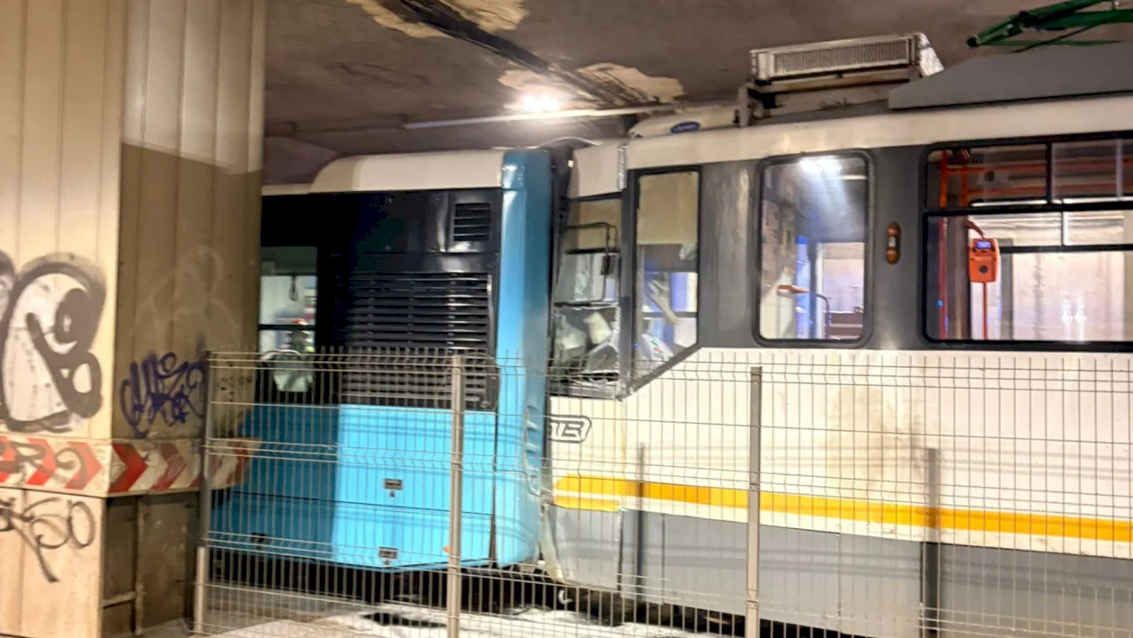 Accident între un tramvai și un autubuz STB în apropierea Pieței ...
