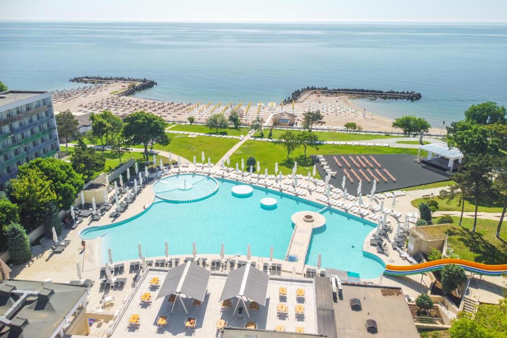 Exit pe litoral: THR Marea Neagră vinde trei hoteluri, din Saturn și ...