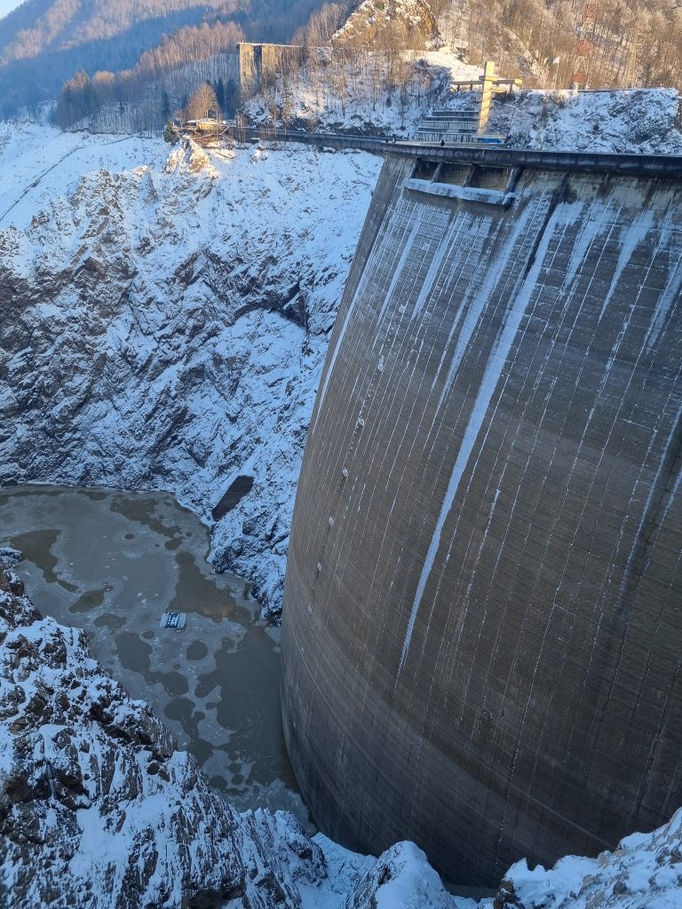 Ultimele imagini cu lacul Vidraru golit aproape complet. Când va începe ...