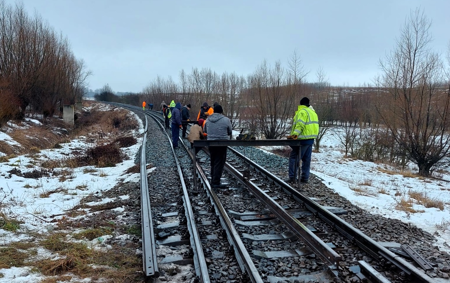 FOTO Calea ferată Ploiești - Suceava - Vicșani: Se înlocuiește șina ...